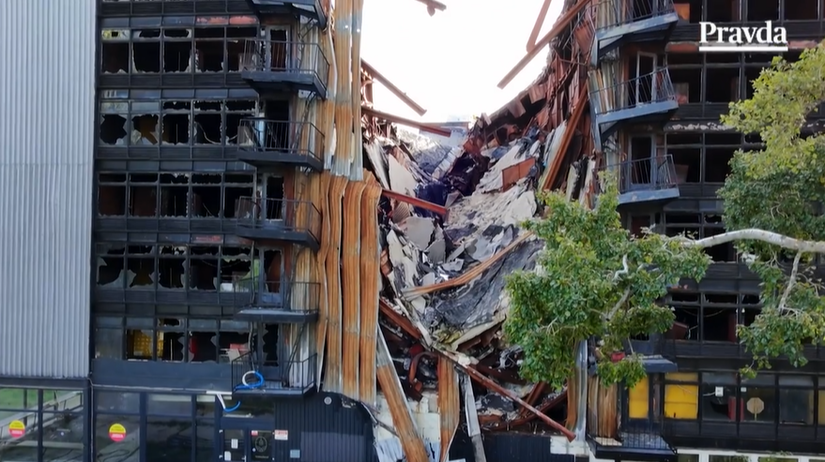 Ruina uprostred mesta. Takto vyzerá garážový dom v bratislavskom Ružinove vyše dva roky po ...