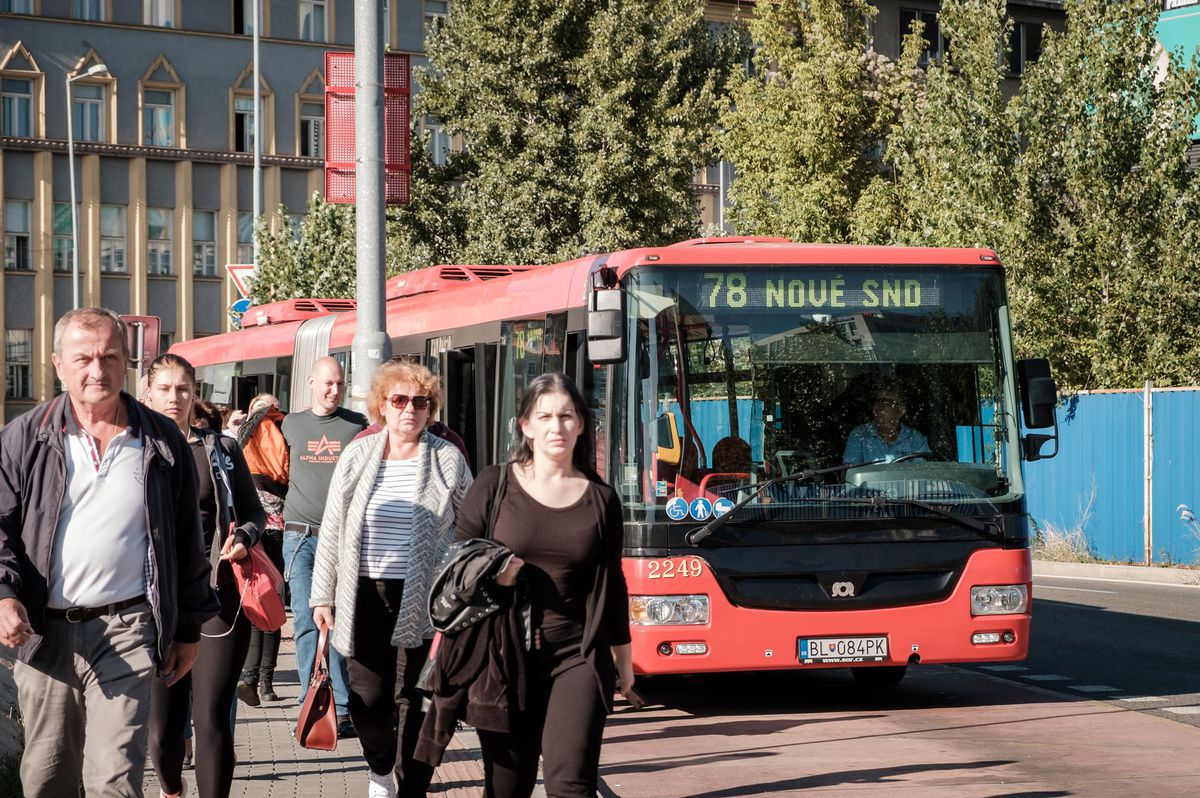 Zdieľané cyklo-bus pruhy rozdeľujú motoristov a cyklistov. Ide o dobré ...