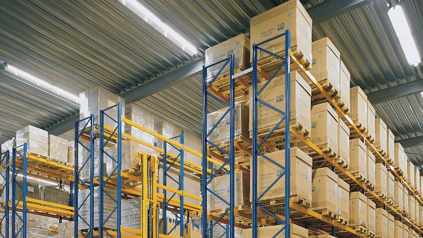 Sklady sa menia vďaka inováciám v regálových systémoch na efektívne ...