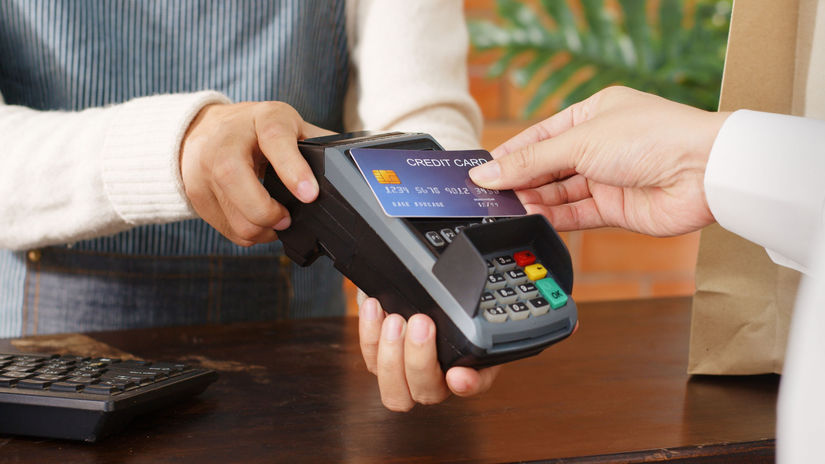 Poslanci schválili povinné bezhotovostné platby, platenie v hotovosti ...