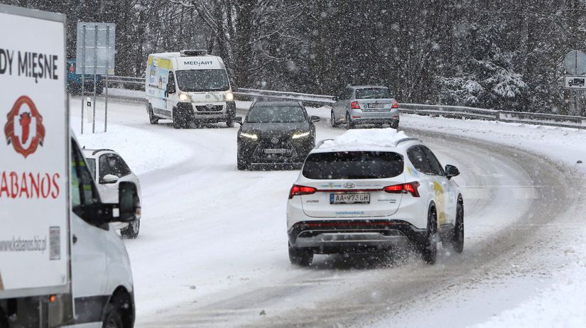 Vodiči, pozor. Na horskom priechode Šturec padajú skaly na vozovku ...