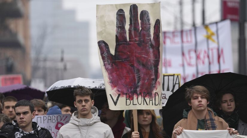 Demonštranti v Srbsku si pripomenuli tragédiu v Novom Sade spred 11 ...