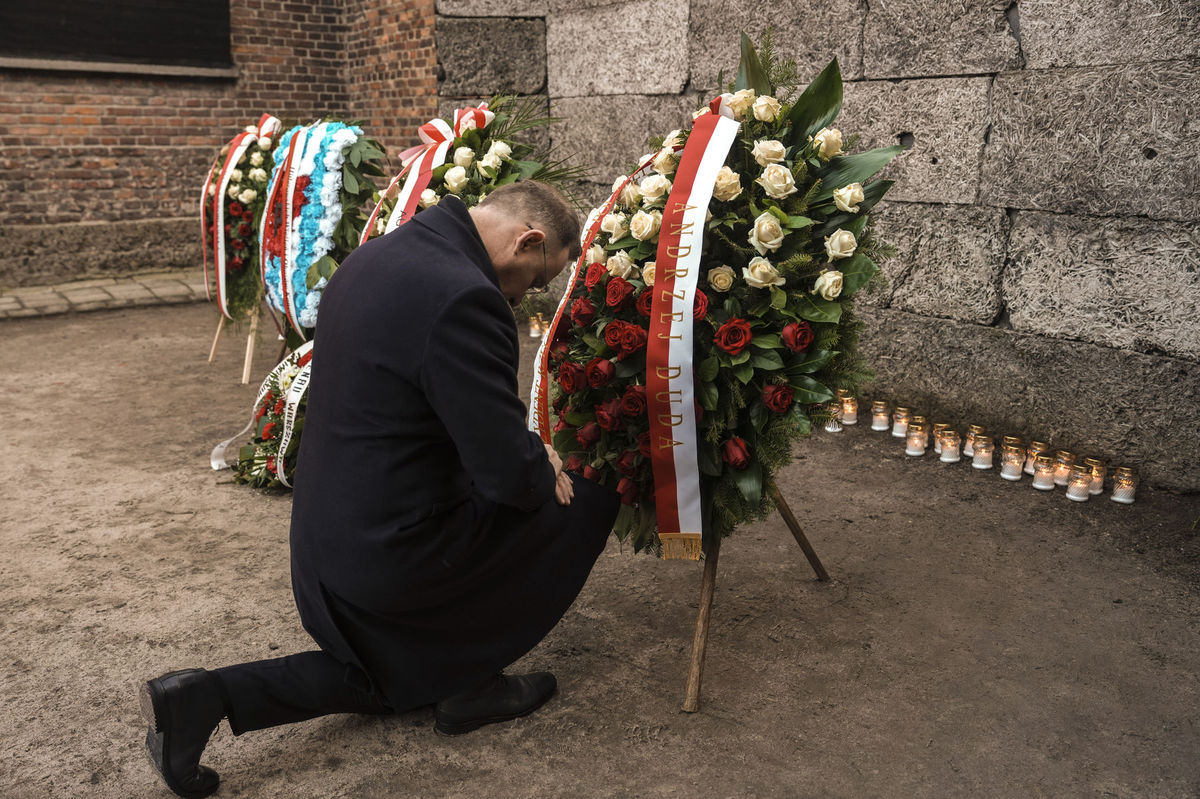 Duda položil veniec v tábore Auschwitz-Birkenau, Netanjahu vyzval svet ...