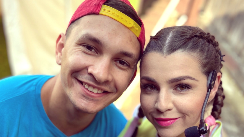 Jojko oslavuje 5 rokov. Deťom sa z obrazovky prihovára Sníček a Dúhalka ...