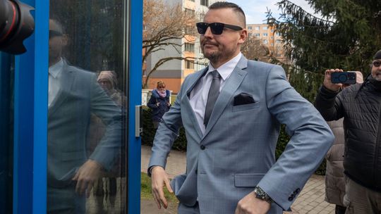 Bombic vyšiel v putách, no zostáva na slobode. Ako to vyzeralo na ...