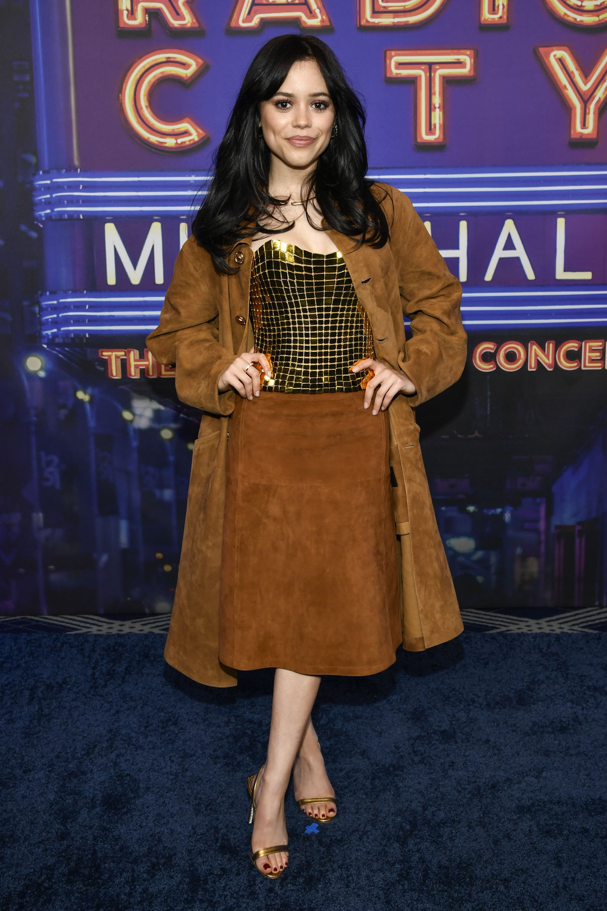 Jenna Ortega na premiére Wednesday (ne)očarila. Ľudia sa pýtajú: Kde máš obočie, a čo to odsatie ...