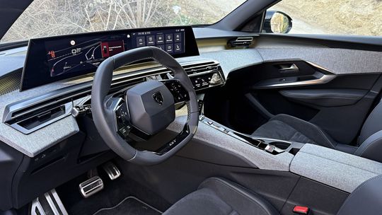 Test: Peugeot 5008. Pekné auto, ktoré nemá (poriadny) motor - Testy ...