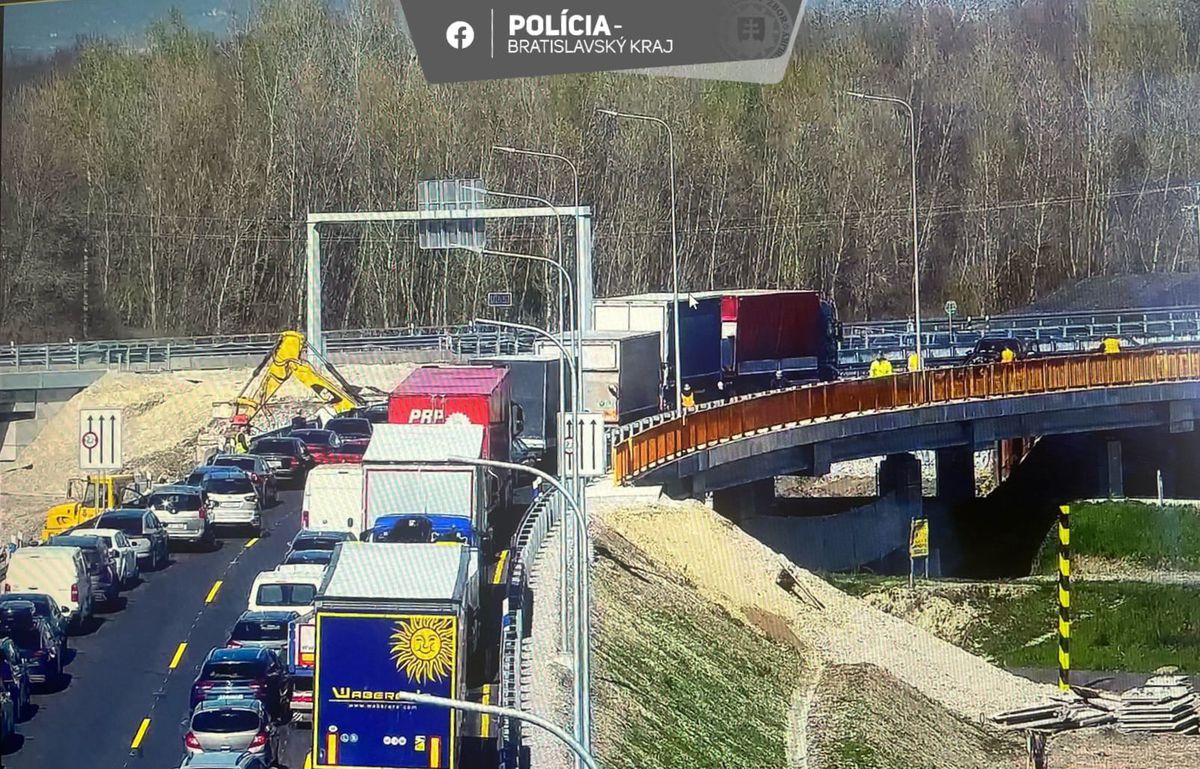 Neprejazdný úsek a kolóny. Nehoda na D1 v smere do Senca paralyzovala ...