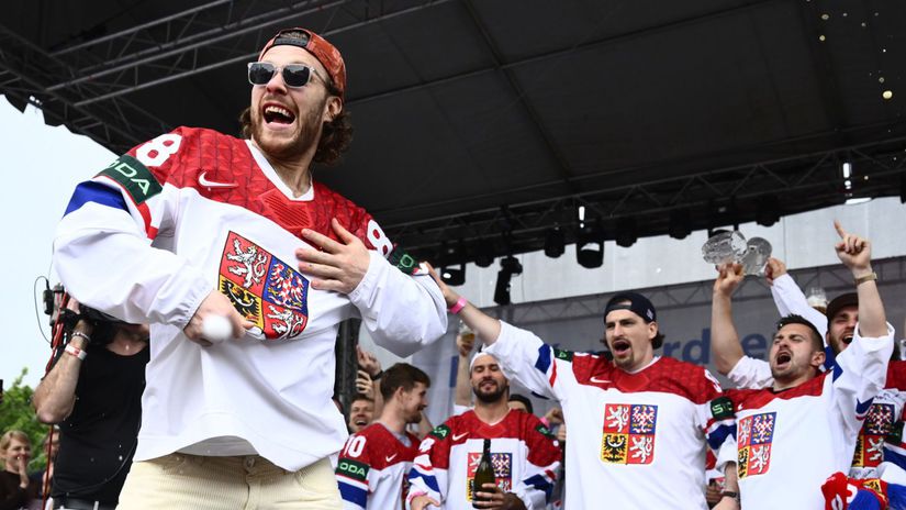 Hokejoví majstri sveta posilnili svoje šance na obhajobu titulu. Po ...