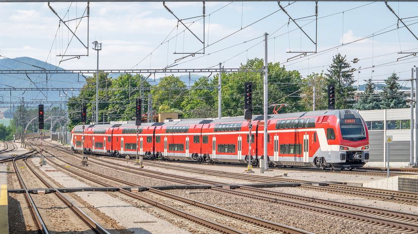 Aj seniori si po novom priplatia. Zmeny cien lístkov na vlak zasiahnu aj cestujúcich s nárokom ...