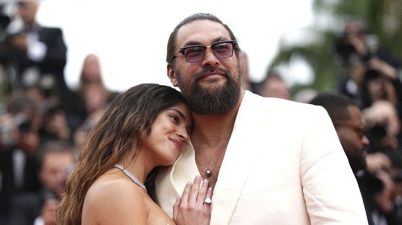 Kto je viac do koho? Zaľúbený Aquaman s krásnou priateľkou v Cannes ...