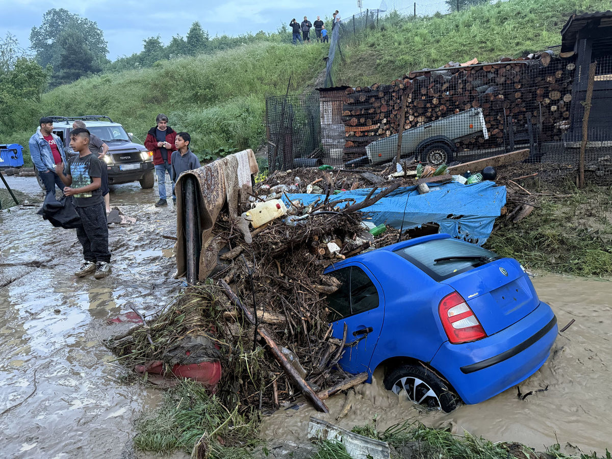 Prešovským krajom sa prehnali silné búrky. V obci Rokycany vyhlásili ...