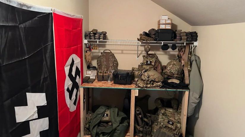 Pri razii v štáte Washington objavili zásoby zbraní a nacistické ...