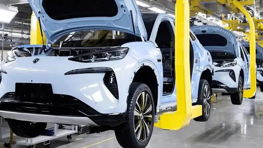 Tesla dokraľovala. Za rok 2025 je najväčším výrobcom elektromobilov ...