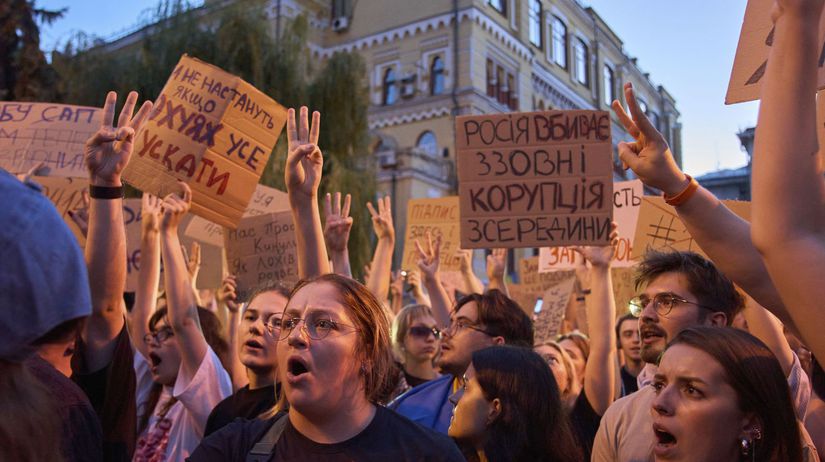 Zelenskyj sa snaží udobriť si odporcov. Dá však zamiesť pod koberec ...