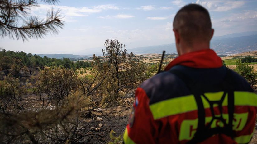 Hasiči zasahujú pri Rožňave v ťažko dostupnom teréne, na mieste je ...