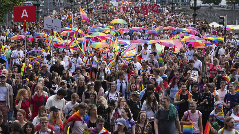Na pražský Pride prišli aj po roku tisíce ľudí, v dave tiež vlajky ...