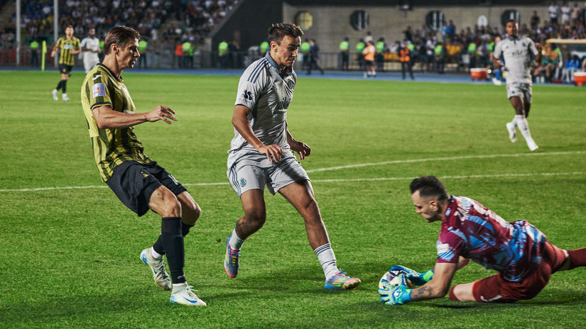 Doma to vyhráme, znie z belasého tábora. Kitka: Je prirodzené, že tam ...