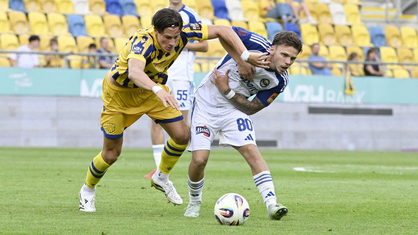 Bol kapitánom Arsenalu. Jediným dvojgólovým strelcom ligy je Angličan ...