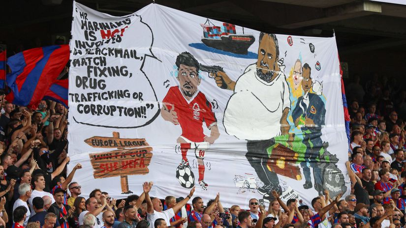 Majiteľ s pištoľou priloženou k hlave hráča. Angličania vyšetrujú ...