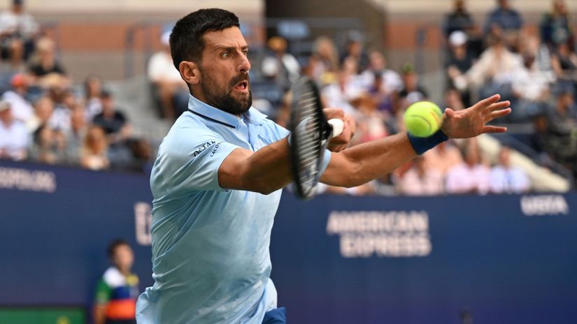 Alcaraz nemal najmenší problém. Djokovič stratil prvý set, no potom ...