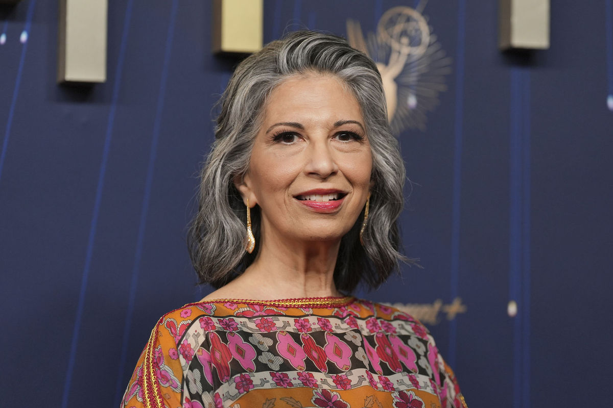 Žiadne farbenie, len tieto triky: Herečka na Emmy dokázala, že sivé vlasy sú najkrajší doplnok ...