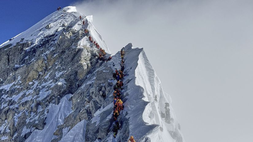 Po šiestich rokoch padol rekord. Everest za jediný deň zdolali stovky ...