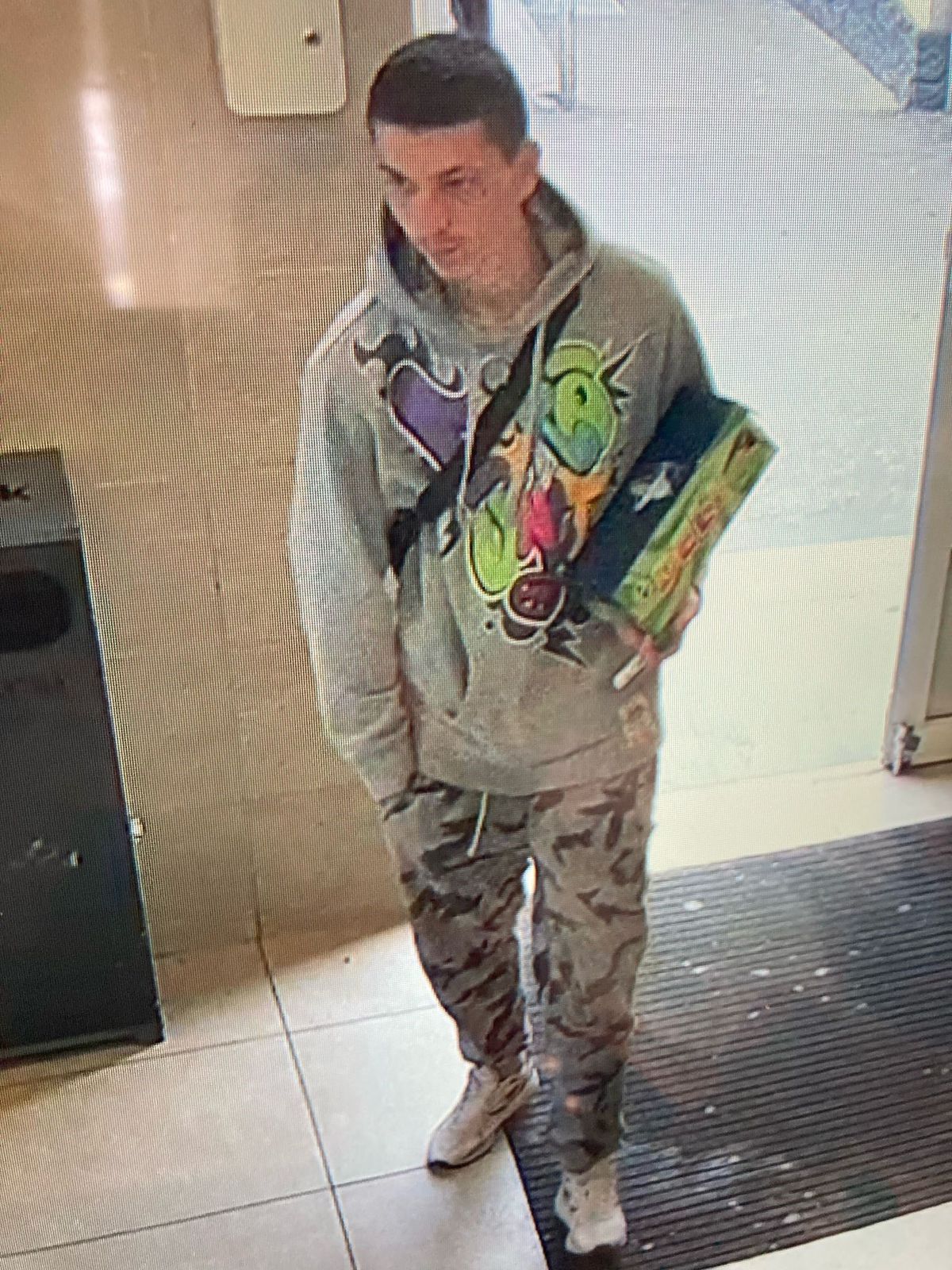 Ženu okradol a zneužil jej kartu. Polícia má záber podozrivého, poznáte ...