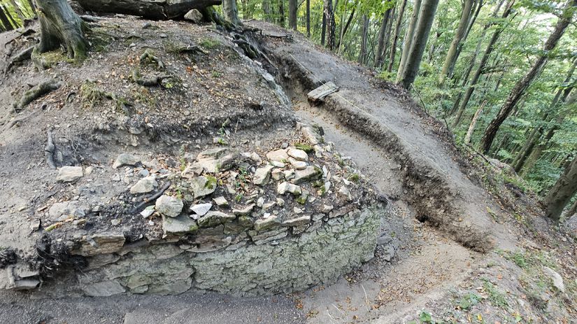 Časová kapsula stredoveku. Dobrovoľníci z celej Európy skúmajú hrad ...