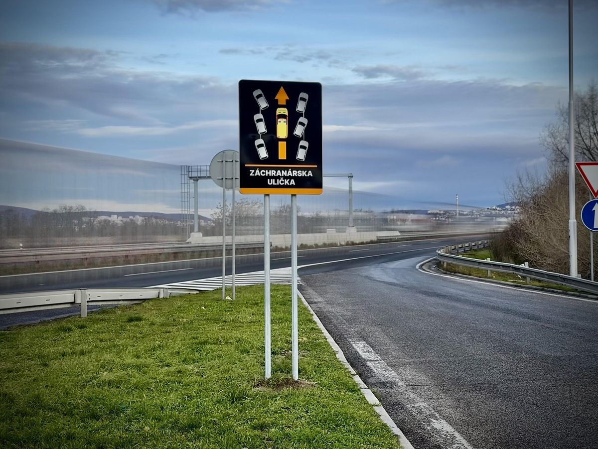 Nové tabule na diaľniciach na špecifických miestach. Vodičov ...