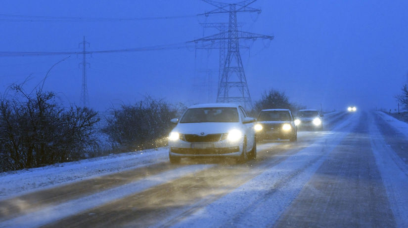 Snehová a veterná kalamita v Košiciach. MHD mešká či nejazdí, kamión ...