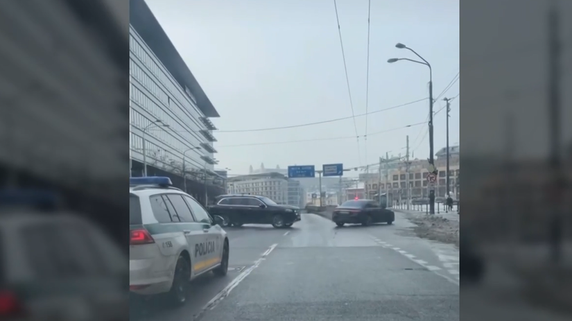 Pred prezidentským palácom sa jazdilo v protismere. Štátne limuzíny si ...