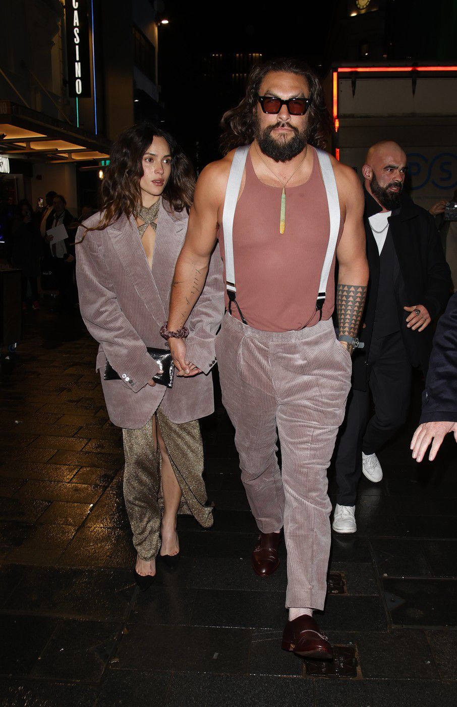 Sako išlo dole! Jason Momoa v mrazivom Londýne zahrial priateľku a ...