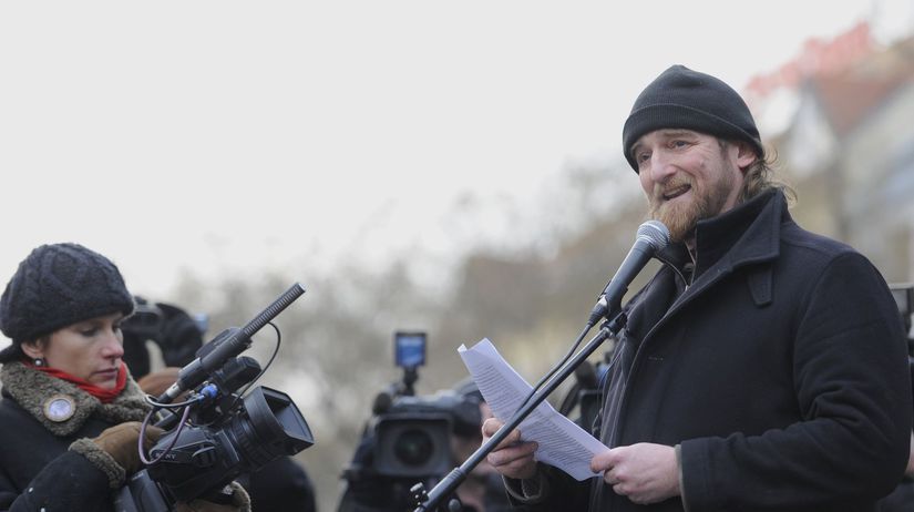 Fico: Za článkom Politico je Tom Nicholson, miluje ma ako „koza nôž ...