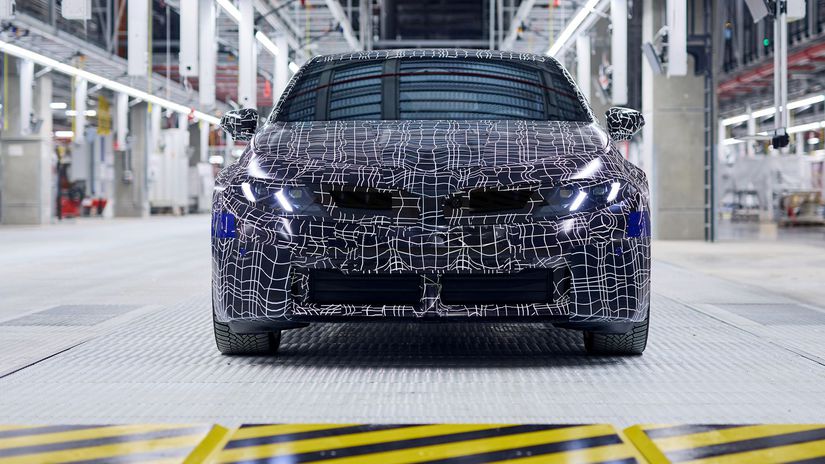 BMW i3: Elektrický sedan sa blíži. Prvé kusy už schádzajú z liniek ...