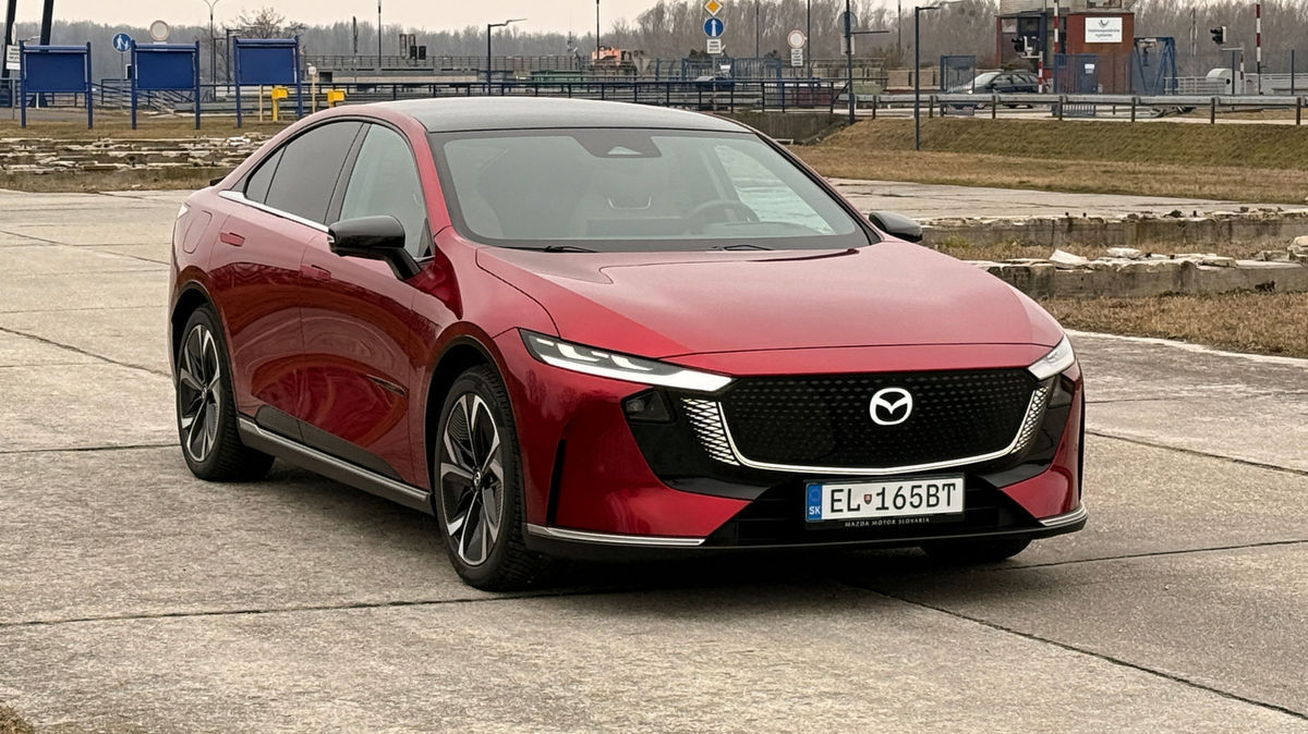 Test: nová Mazda 6e. Tichá, rýchla, elegantná, avšak trochu excentrická ...