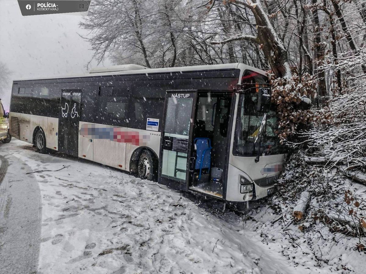 FOTO: Nehoda autobusu pri Košiciach, hlásia zranených - Regióny ...
