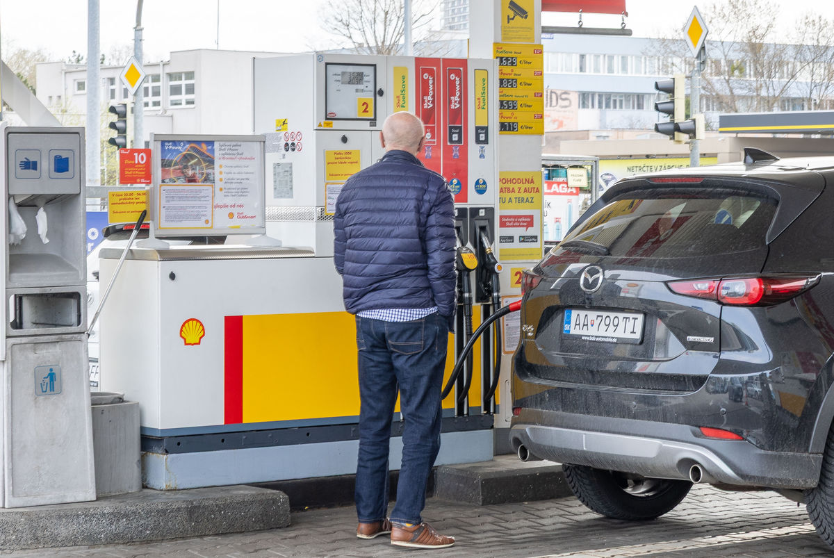 Chaos na pumpách: Zákazníci musia hlásiť ŠPZ, personál nestíha - Domáce ...