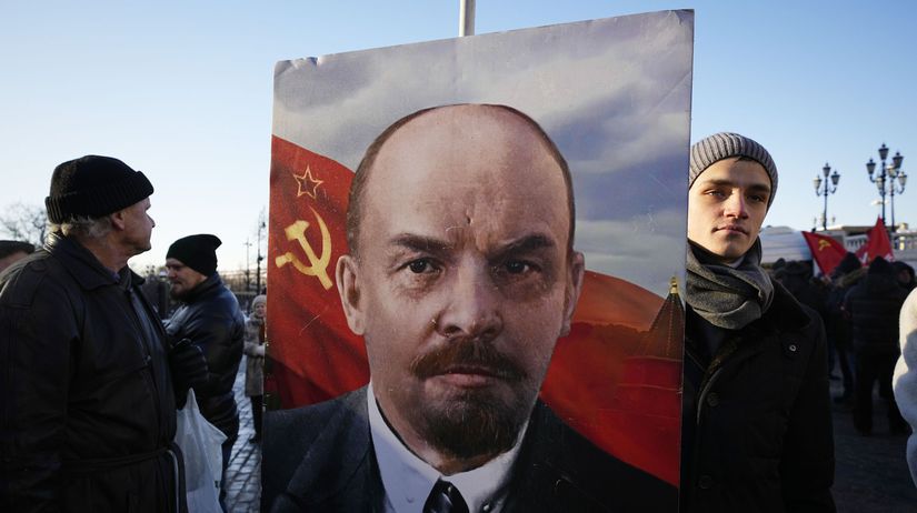 Ruskí komunisti velebia a bránia Lenina. Jeho význam by chceli zvečniť ...