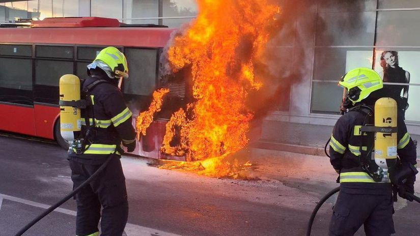 V Bratislave horel autobus, škodu predbežne vyčíslili na 15-tisíc eur ...