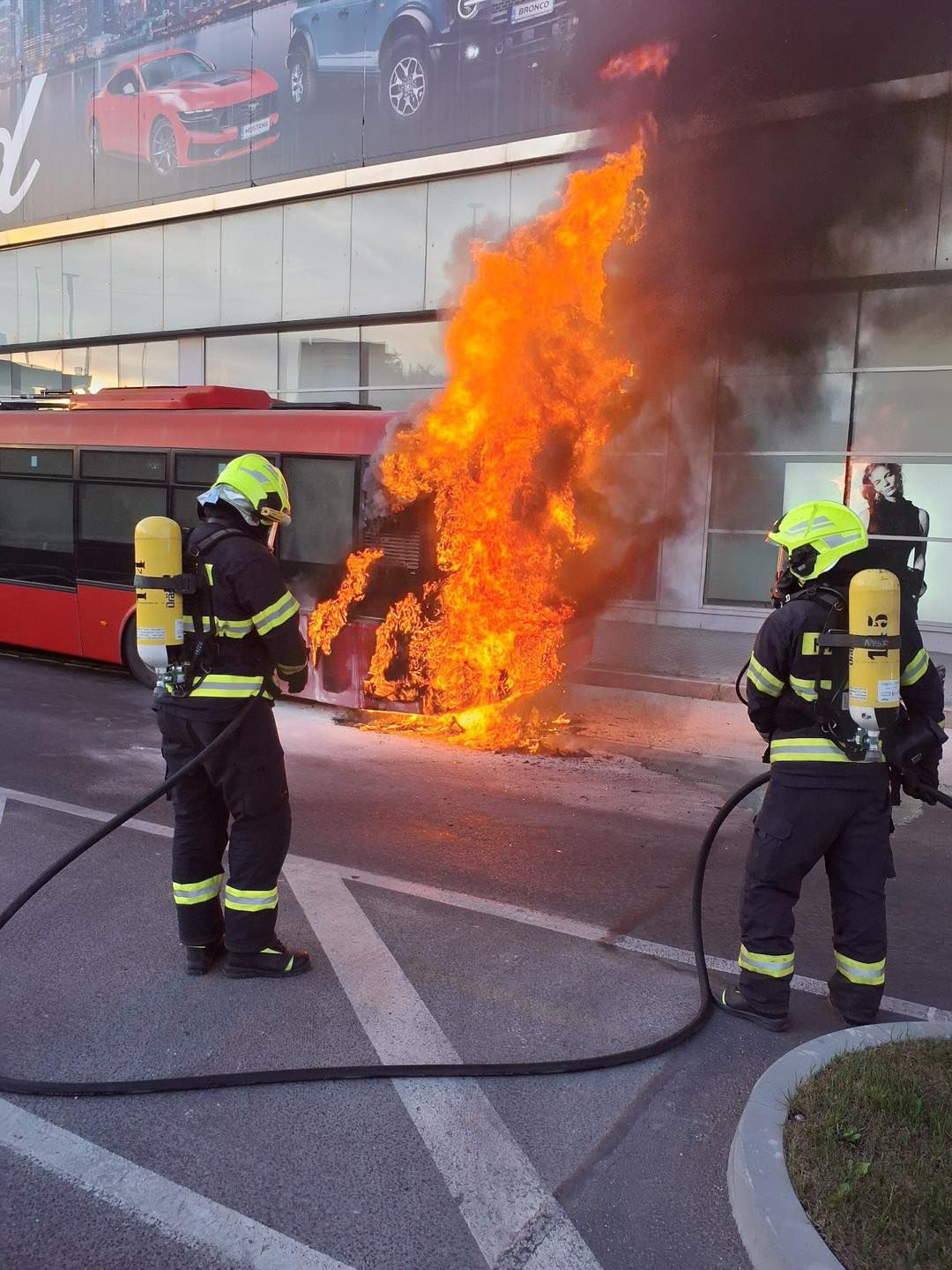 V Bratislave horel autobus, škodu predbežne vyčíslili na 15-tisíc eur ...