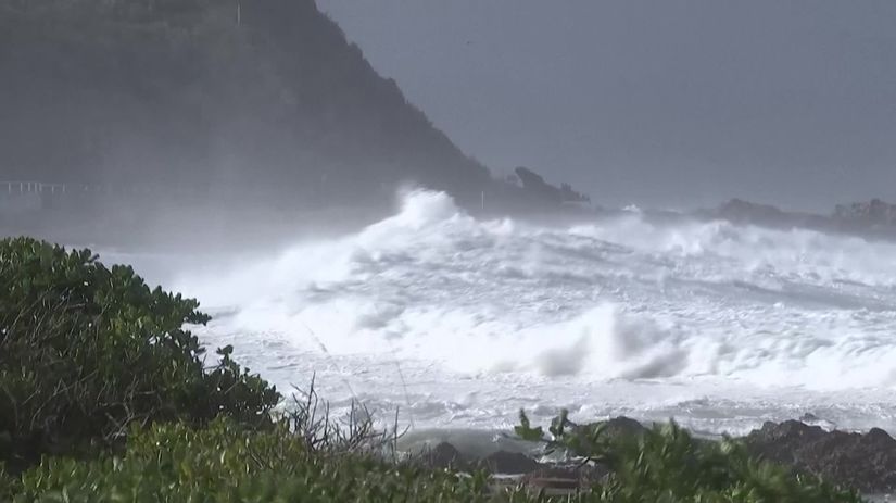 VIDEO: Vlny sa valia, vietor buráca, prevrátil aj lietadlo. Nový Zéland ...