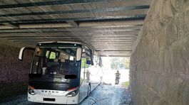 Autobus sa nezmestil pod viadukt - Fotogaléria - Správy - Pravda