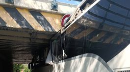 Autobus sa nezmestil pod viadukt - Fotogaléria - Správy - Pravda