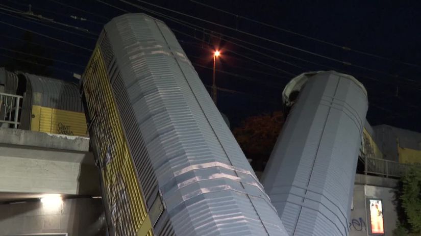 VIDEO: V Nemecku sa zrazili dva vlaky, vagóny spadli z mosta - Svet ...